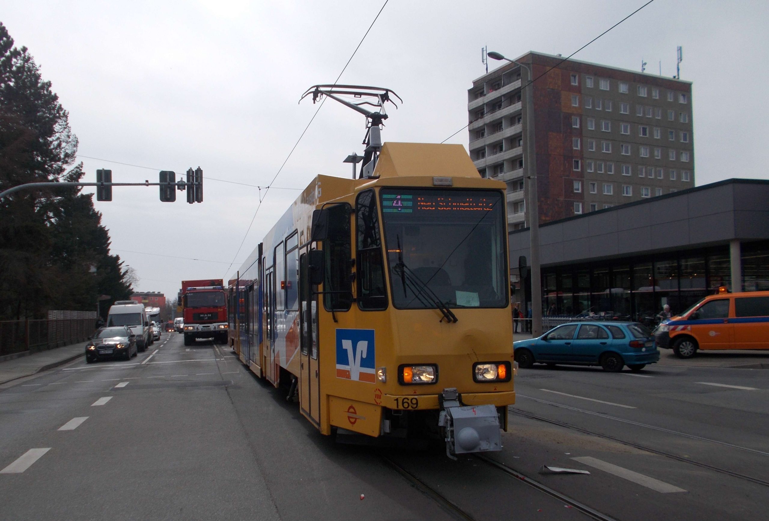 Straßenbahnunfall in Cottbus. Autofahrerin verletzt | NIEDERLAUSITZ aktuell