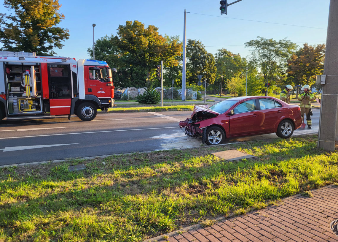 Cottbus: Hoher Sachschaden nach Unfall zwischen Auto und Straßenbahn | NIEDERLAUSITZ aktuell