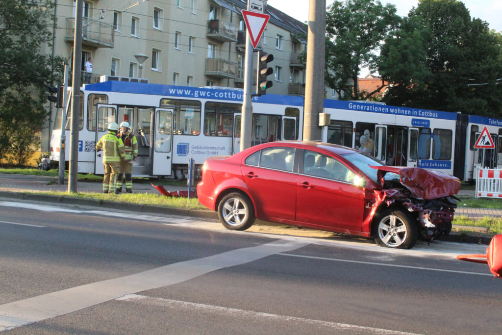 Cottbus: Hoher Sachschaden nach Unfall zwischen Auto und Straßenbahn | NIEDERLAUSITZ aktuell