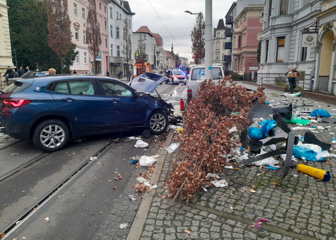 Sperrung auf Cottbuser Bahnhofstraße nach schwerem Autounfall | NIEDERLAUSITZ aktuell