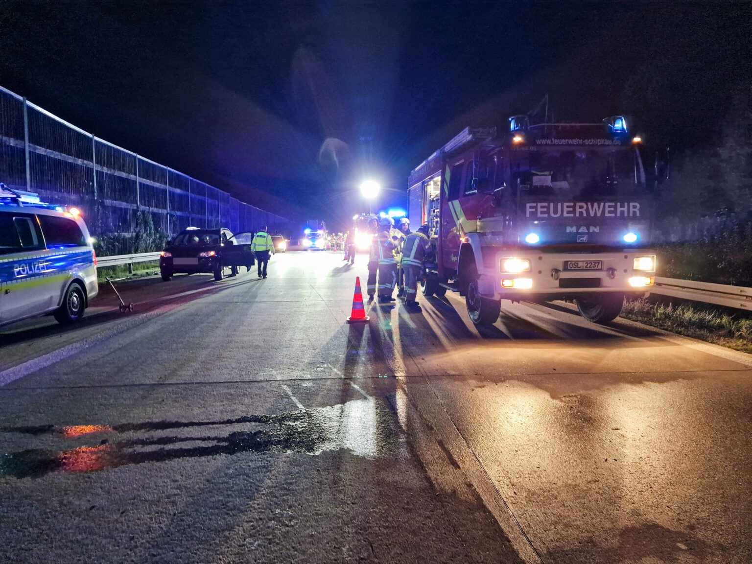 Neun Verletzte bei schwerem Unfall mit Geisterfahrer auf A13 | NIEDERLAUSITZ aktuell