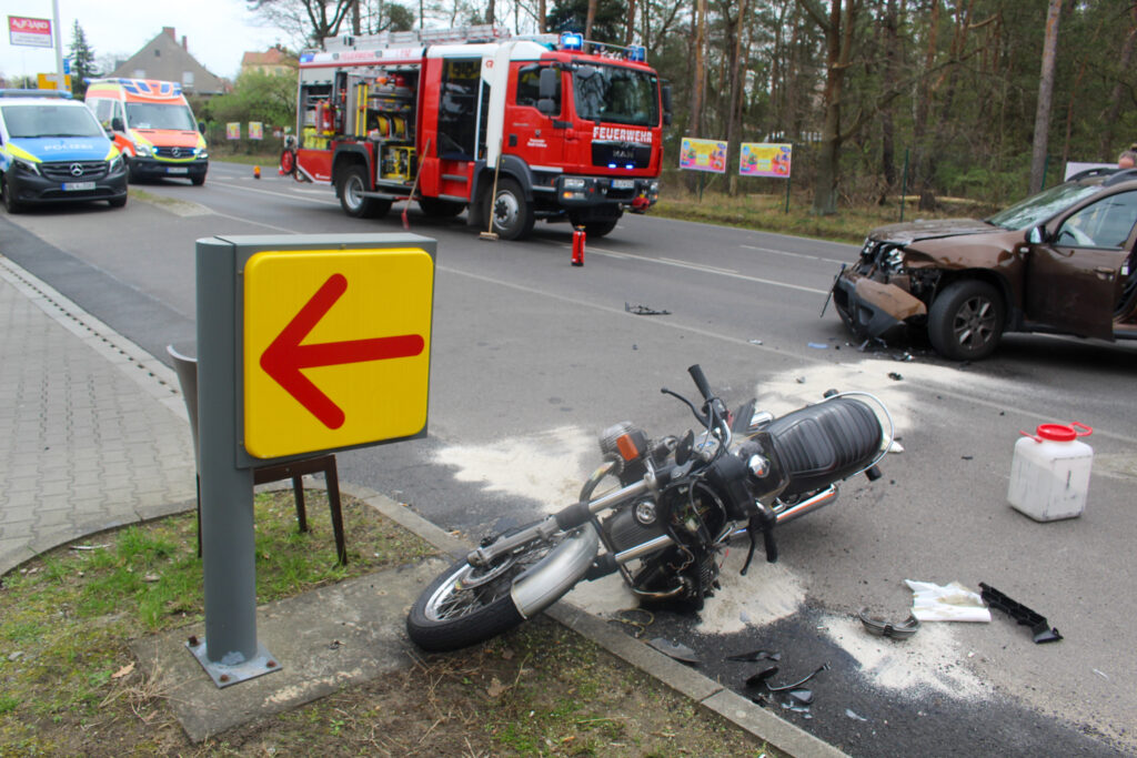 Auto stößt in Cottbus mit Motorrad zusammen, zwei Verletzte | NIEDERLAUSITZ aktuell