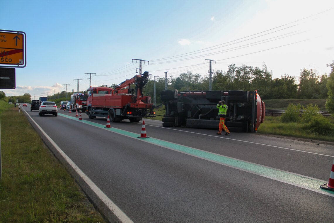 LKW-Anhänger mit Wasserladung auf B169 bei Sedlitz umgekippt | NIEDERLAUSITZ aktuell