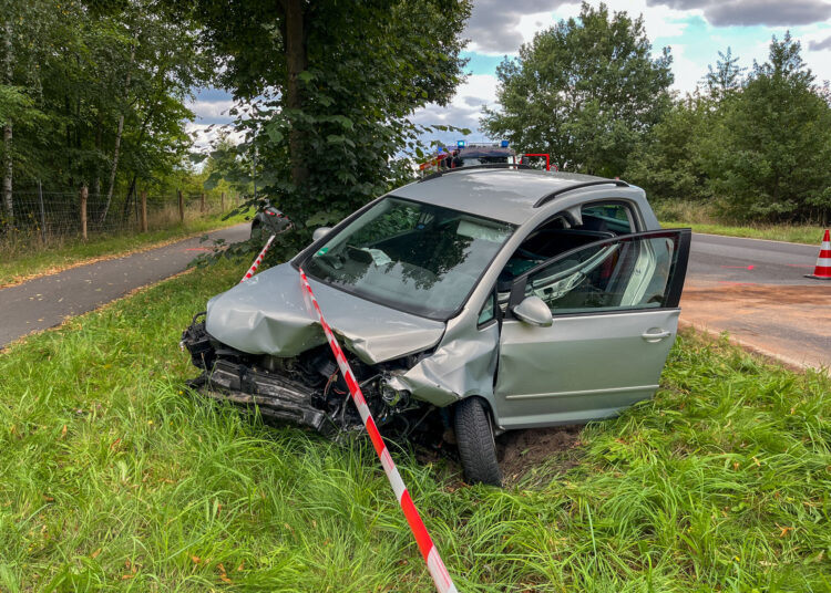 Schwerer Unfall auf der B96 bei Kleinkoschen: Zwei Verletzte | NIEDERLAUSITZ aktuell