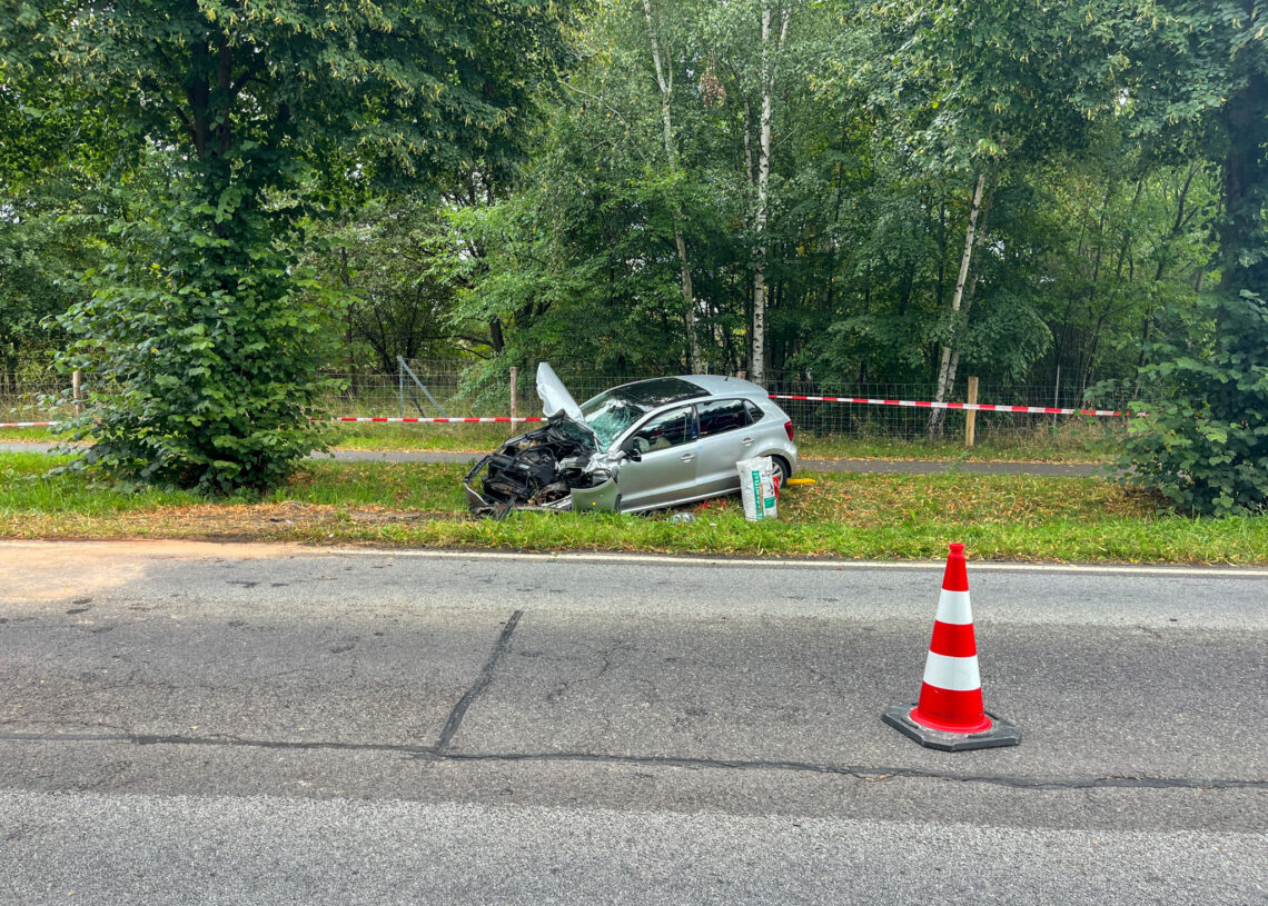 Schwerer Unfall auf der B96 bei Kleinkoschen: Zwei Verletzte | NIEDERLAUSITZ aktuell