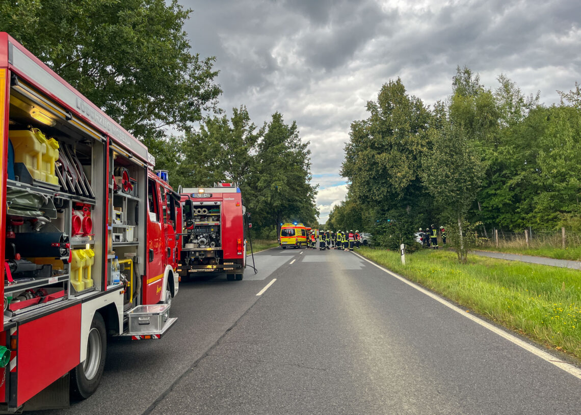 Schwerer Unfall auf der B96 bei Kleinkoschen: Zwei Verletzte | NIEDERLAUSITZ aktuell