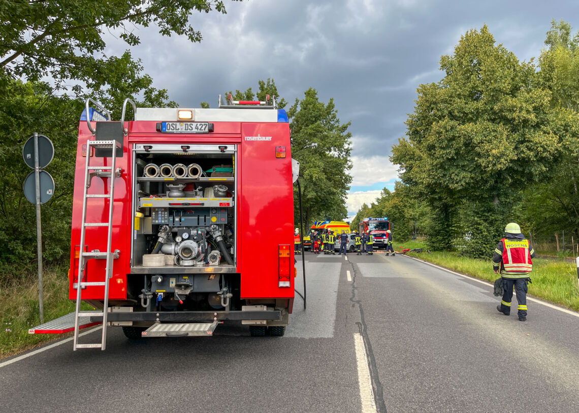Schwerer Unfall auf der B96 bei Kleinkoschen: Zwei Verletzte | NIEDERLAUSITZ aktuell