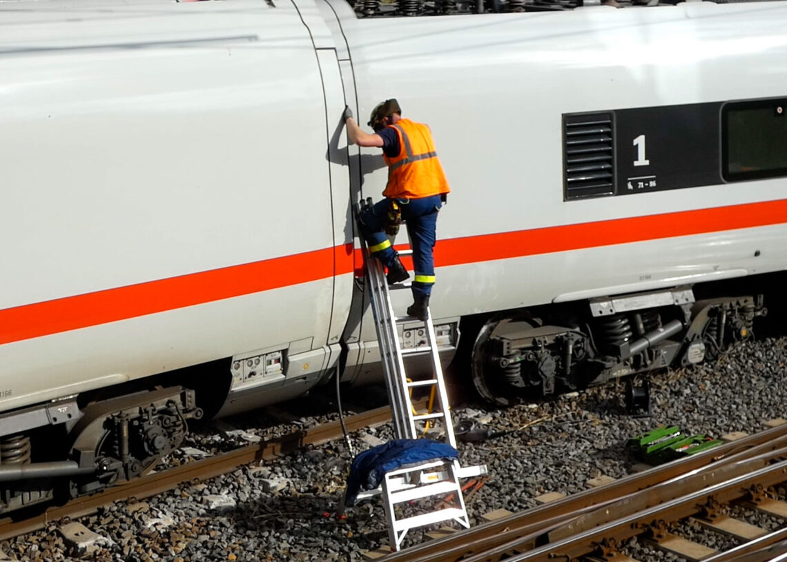 ICE bei Überführungsfahrt in Falkenberg entgleist | NIEDERLAUSITZ aktuell