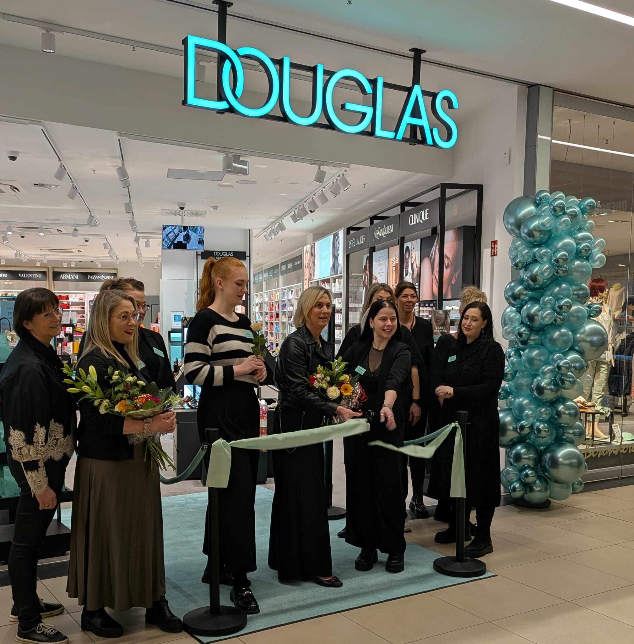 Neuer Douglas-Store im Blechen Carré Cottbus eröffnet | NIEDERLAUSITZ ...