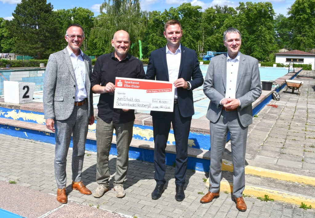 Landkreis & Sparkasse unterstützen Freibäder in Elbe-Elster finanziell ...